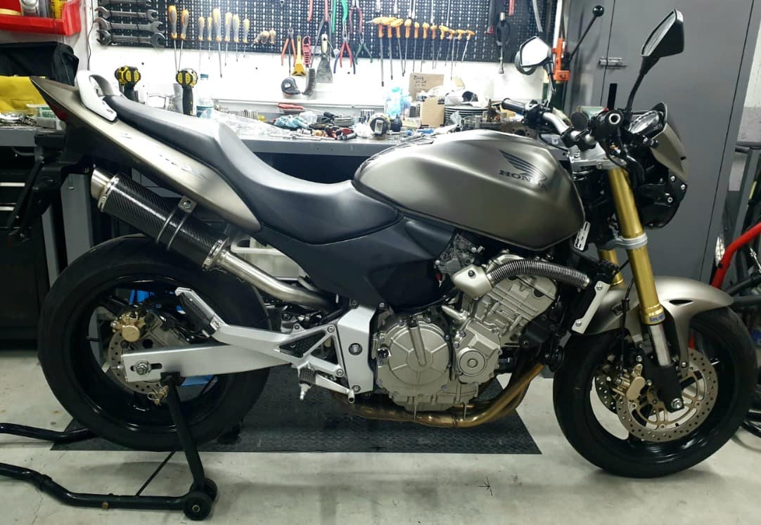 Scarichi moto Hornet 600: la soluzione definitiva per un sound coinvolgente